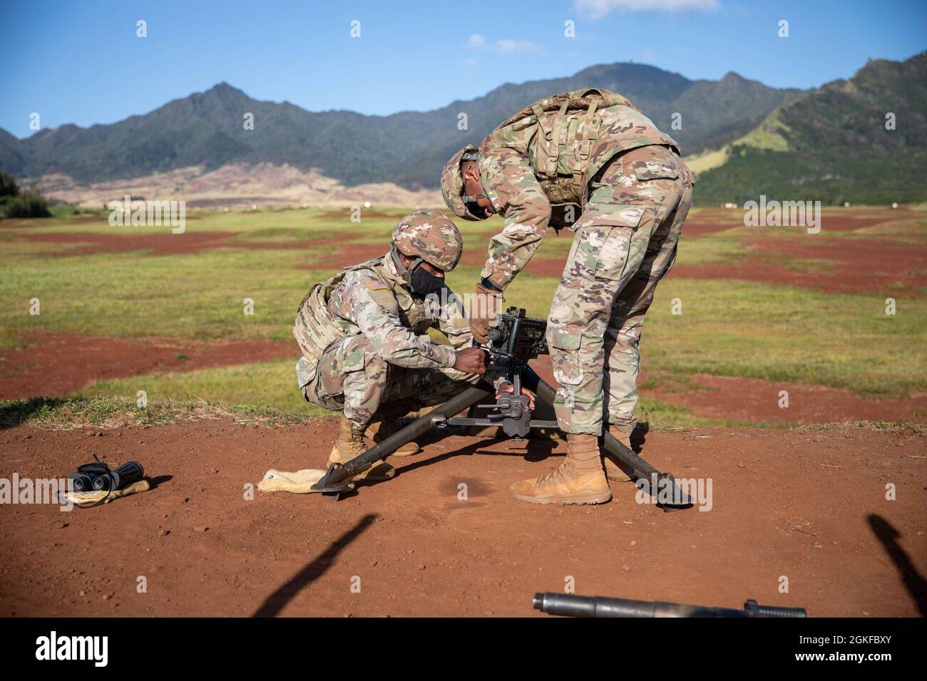 Soldiers of the 25th Division Sustainment Brigade, 25th Infantry ...