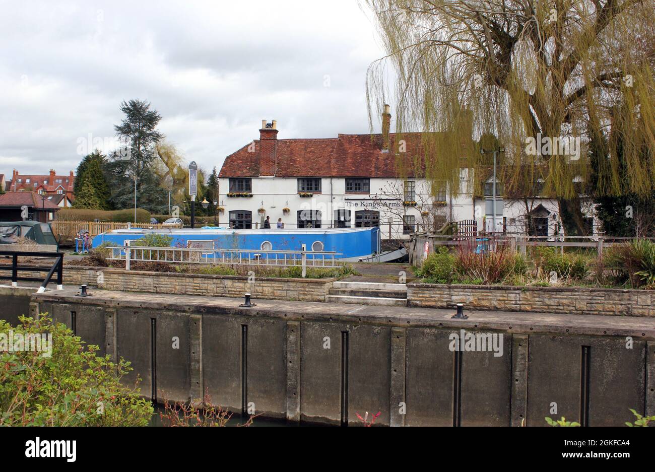 A narrowboat passes through Sandford Lock on the River Thames Oxford ...