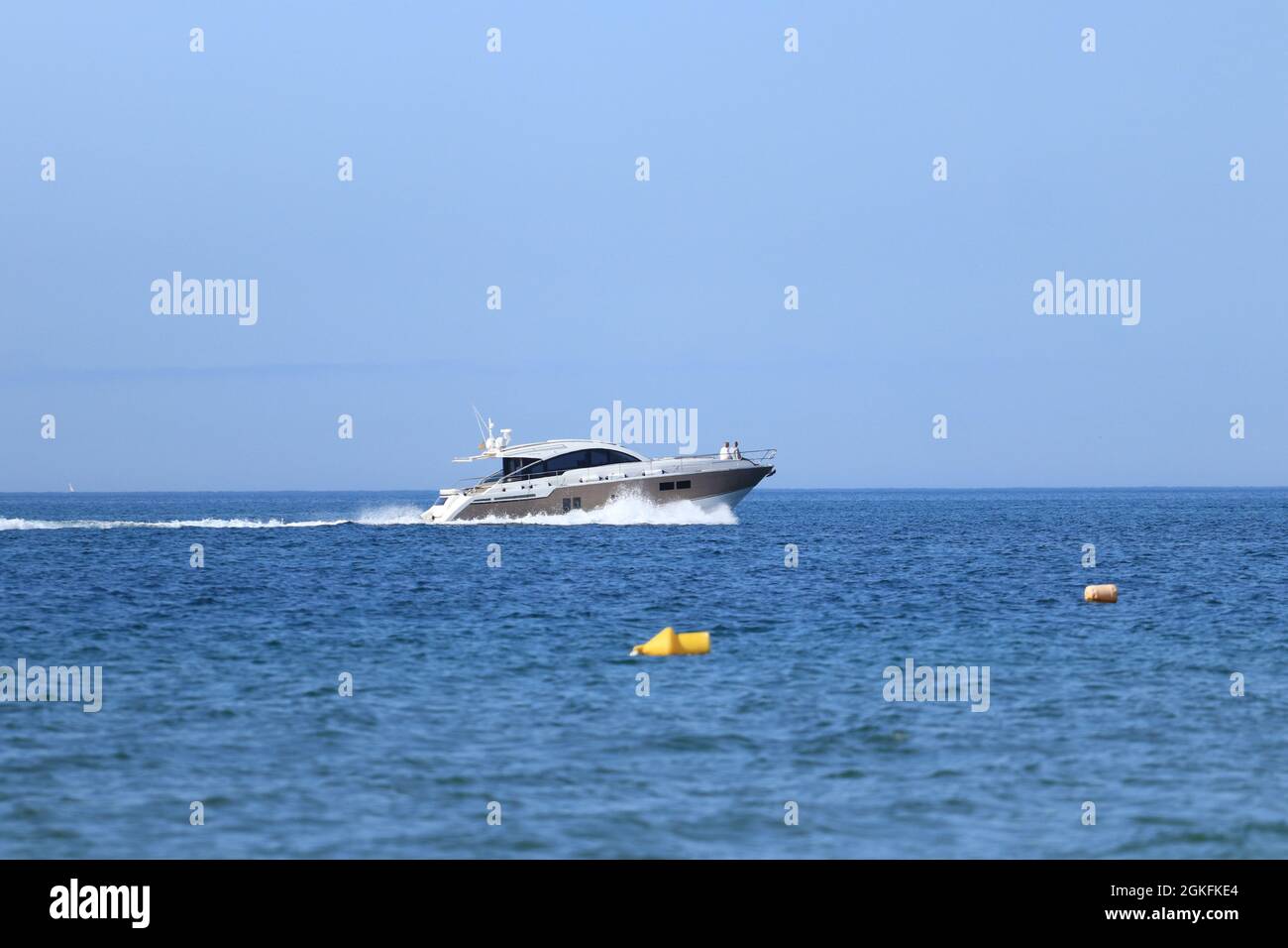 Luxurious motor boat sailing the sea Stock Photo - Alamy