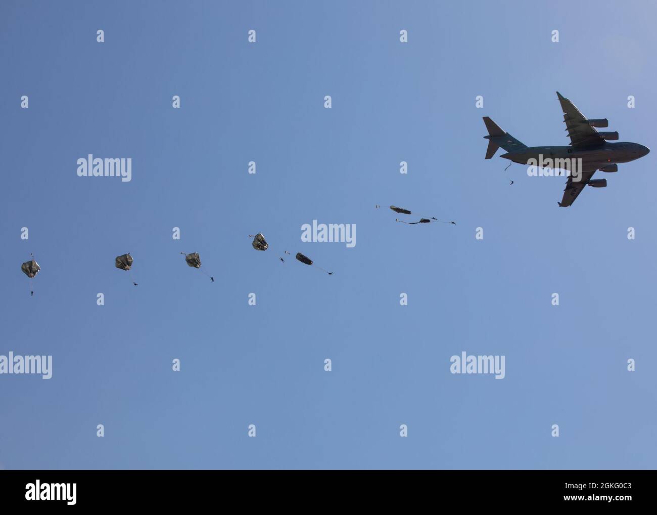 Female Paratroopers from across the Fort Bragg, N.C. descend onto ...
