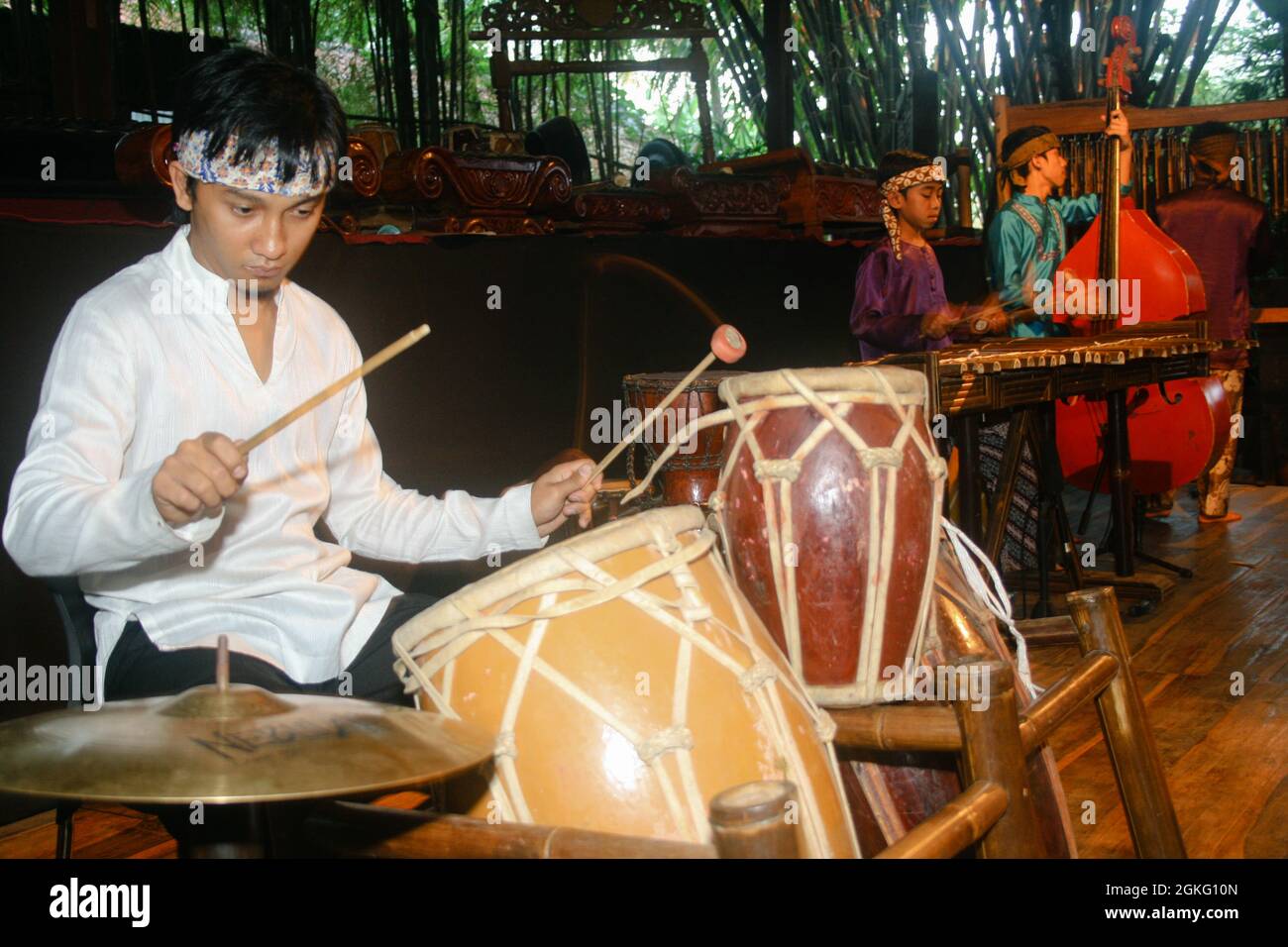 Traditional musical instruments hi-res stock photography and images - Alamy