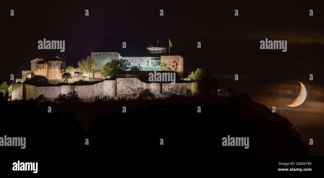 Medieval castle night moon hi-res stock photography and images - Alamy