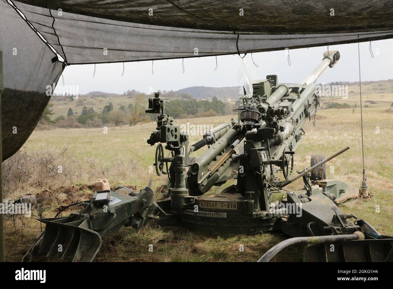 U.S. Army Soldiers assigned to the Field Artillery, 2nd Cavalry ...
