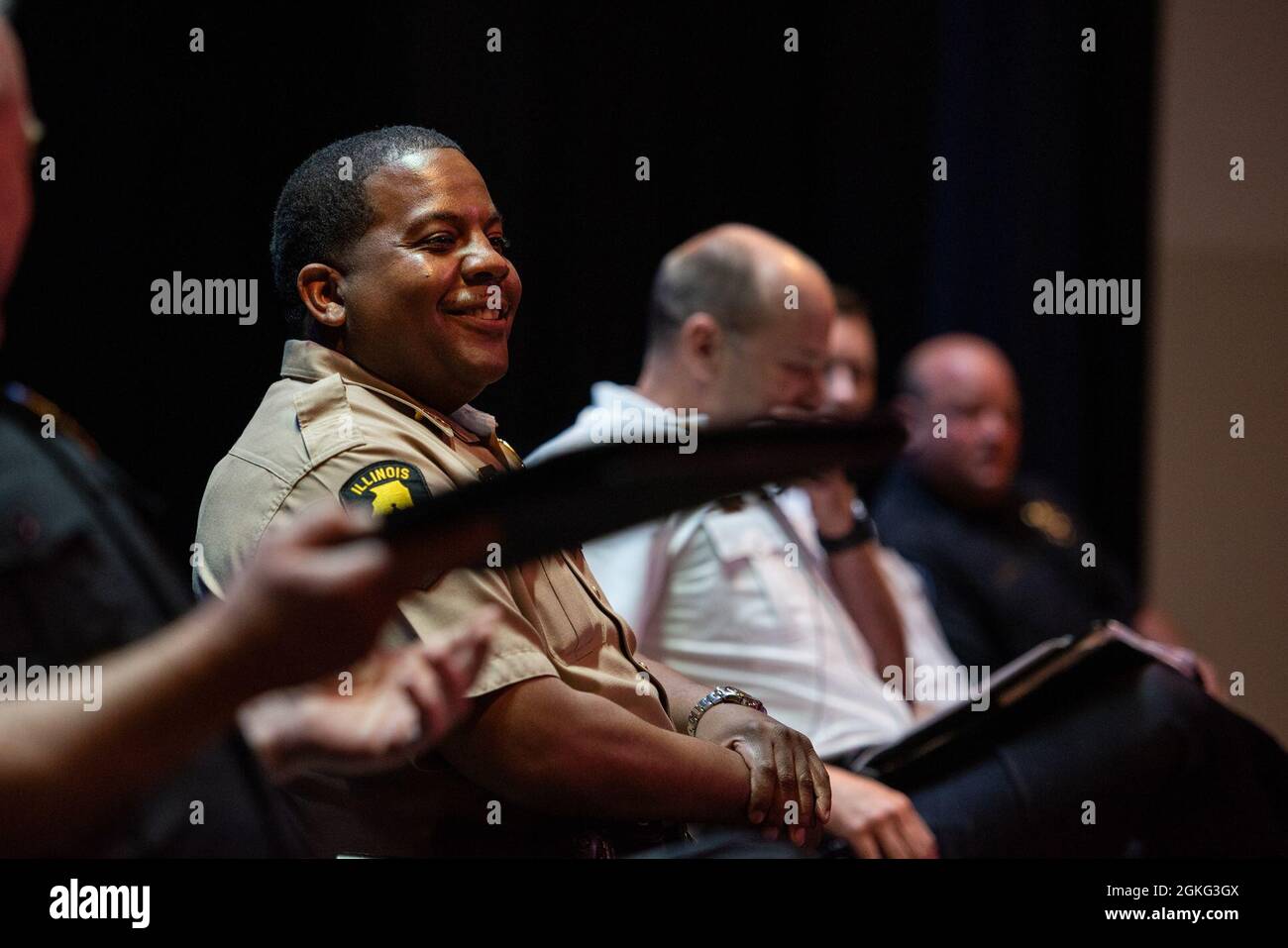 Police Sgt. Calvin Dye Jr., Illinois State Police, has a conversation ...
