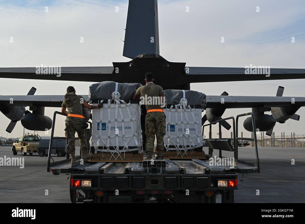 Airdrop cargo hi-res stock photography and images - Alamy