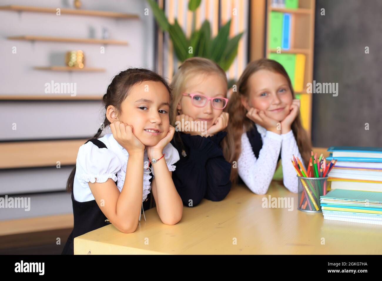 Schoolgirls in uniform hi-res stock photography and images - Alamy
