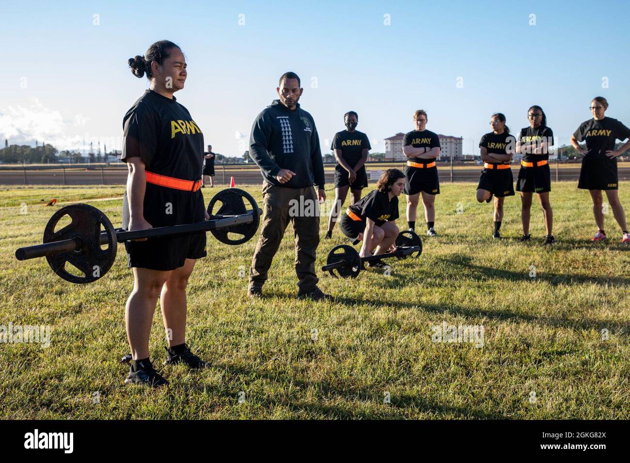 Army combat fitness test leg tuck hi-res stock photography and images ...
