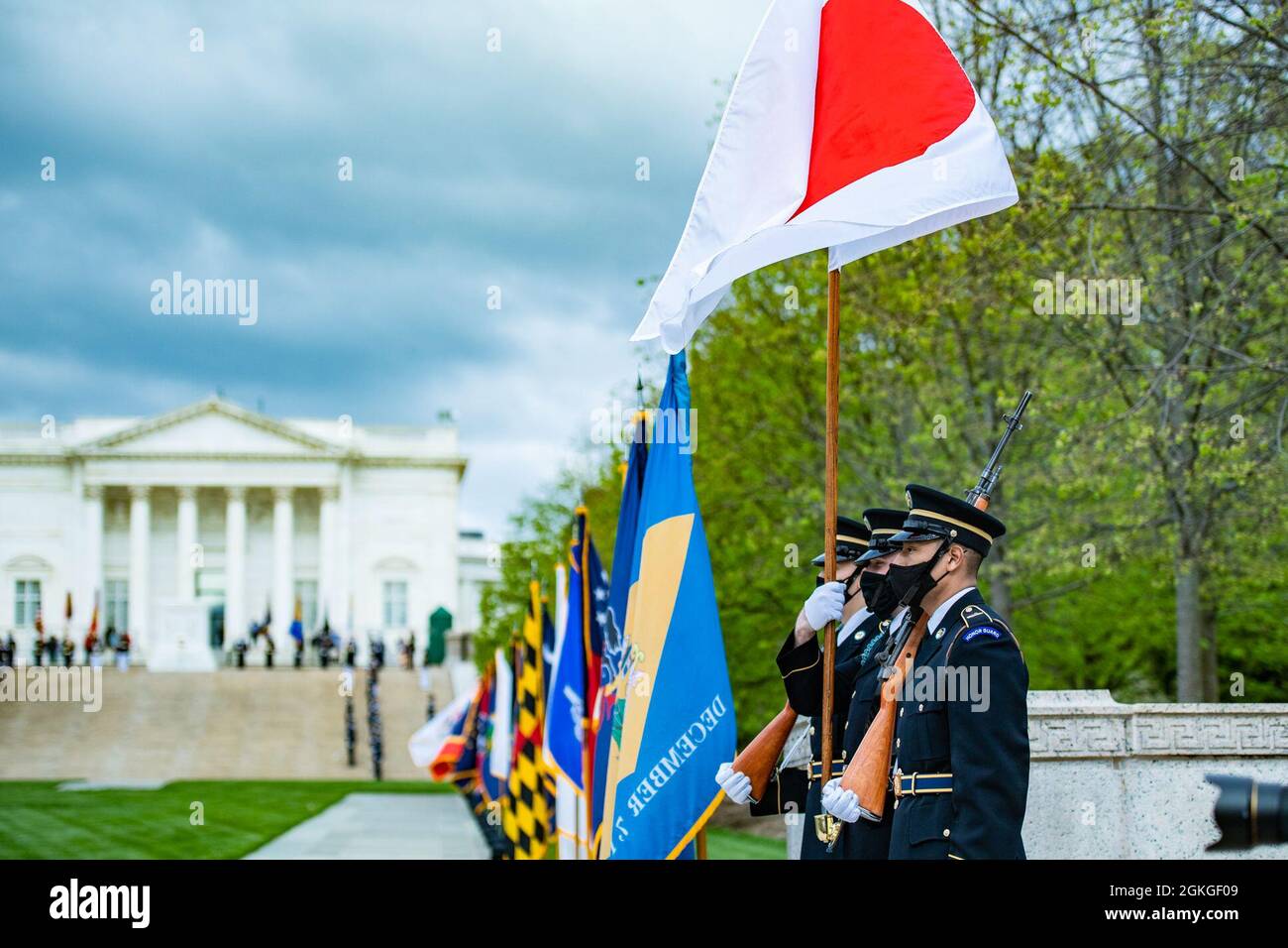 A color guard team from the 3d U.S. Infantry Regiment (The Old Guard ...