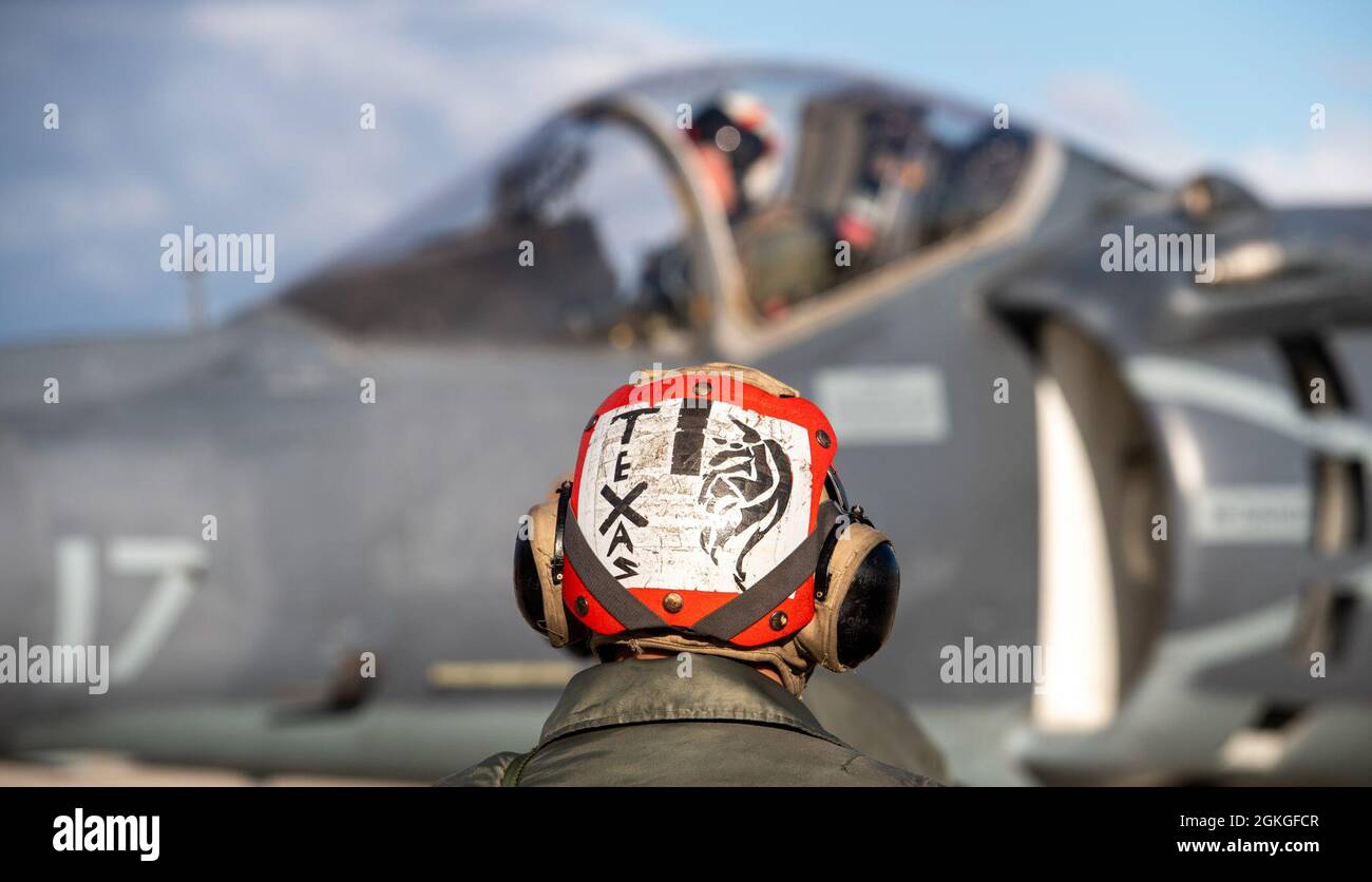 Flightline marines hi-res stock photography and images - Alamy