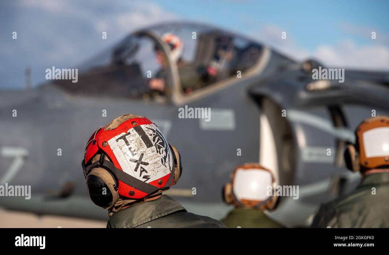 Flightline marines hi-res stock photography and images - Alamy