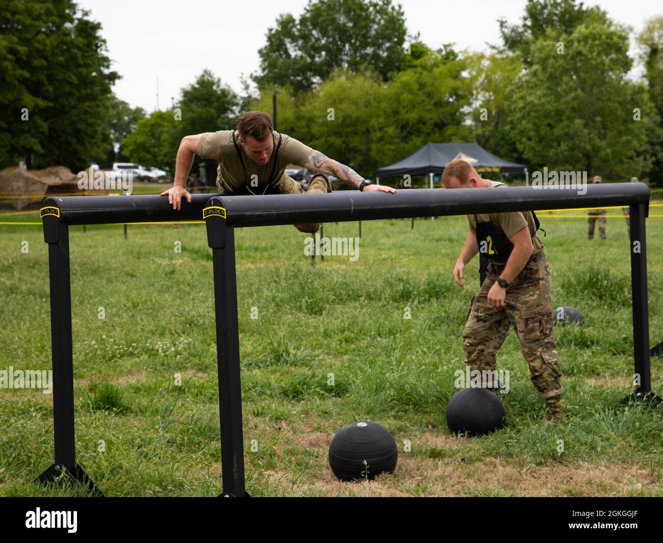 U.S. Army Pfc. Schaaf, Reed (left) and 1Lt Doughesty, Mckenzie (right ...