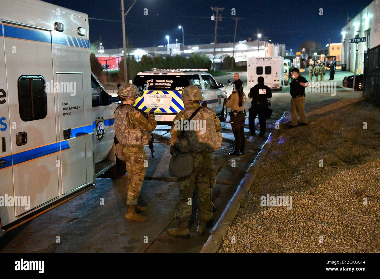 Soldiers with the Minnesota National Guard provide security for ...