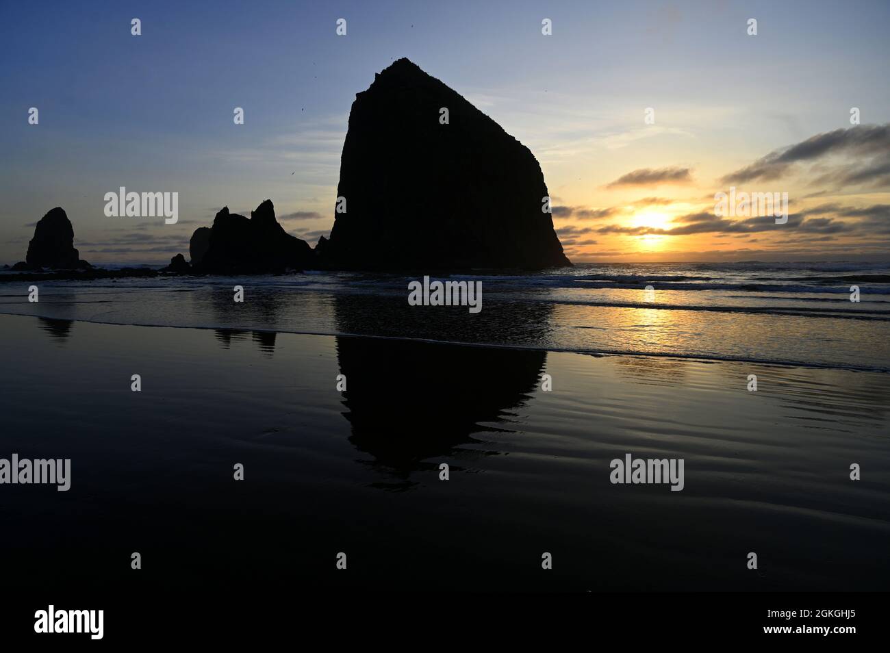 HAYSTACK ROCK ON CANNON BEACH, OREGON Stock Photo - Alamy