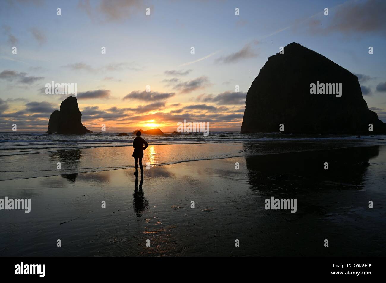 HAYSTACK ROCK ON CANNON BEACH, OREGON Stock Photo - Alamy