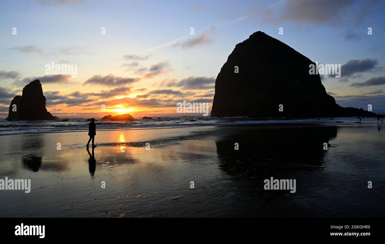 HAYSTACK ROCK ON CANNON BEACH, OREGON Stock Photo - Alamy