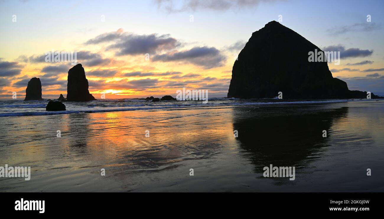 HAYSTACK ROCK ON CANNON BEACH, OREGON Stock Photo - Alamy