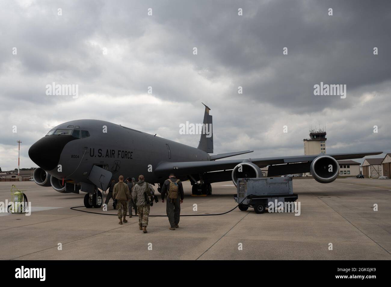 U.S. Air Force Airmen assigned to the 190th Air Refueling Wing, Kansas ...