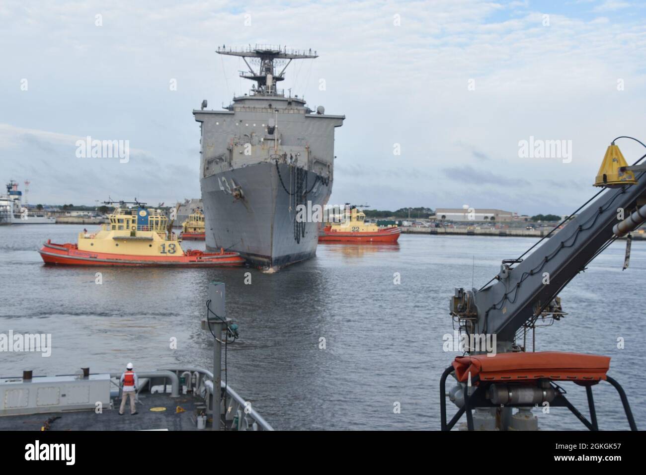 Military Sealift Command’s fleet ocean tug USNS Apache (T-ATF 172 ...