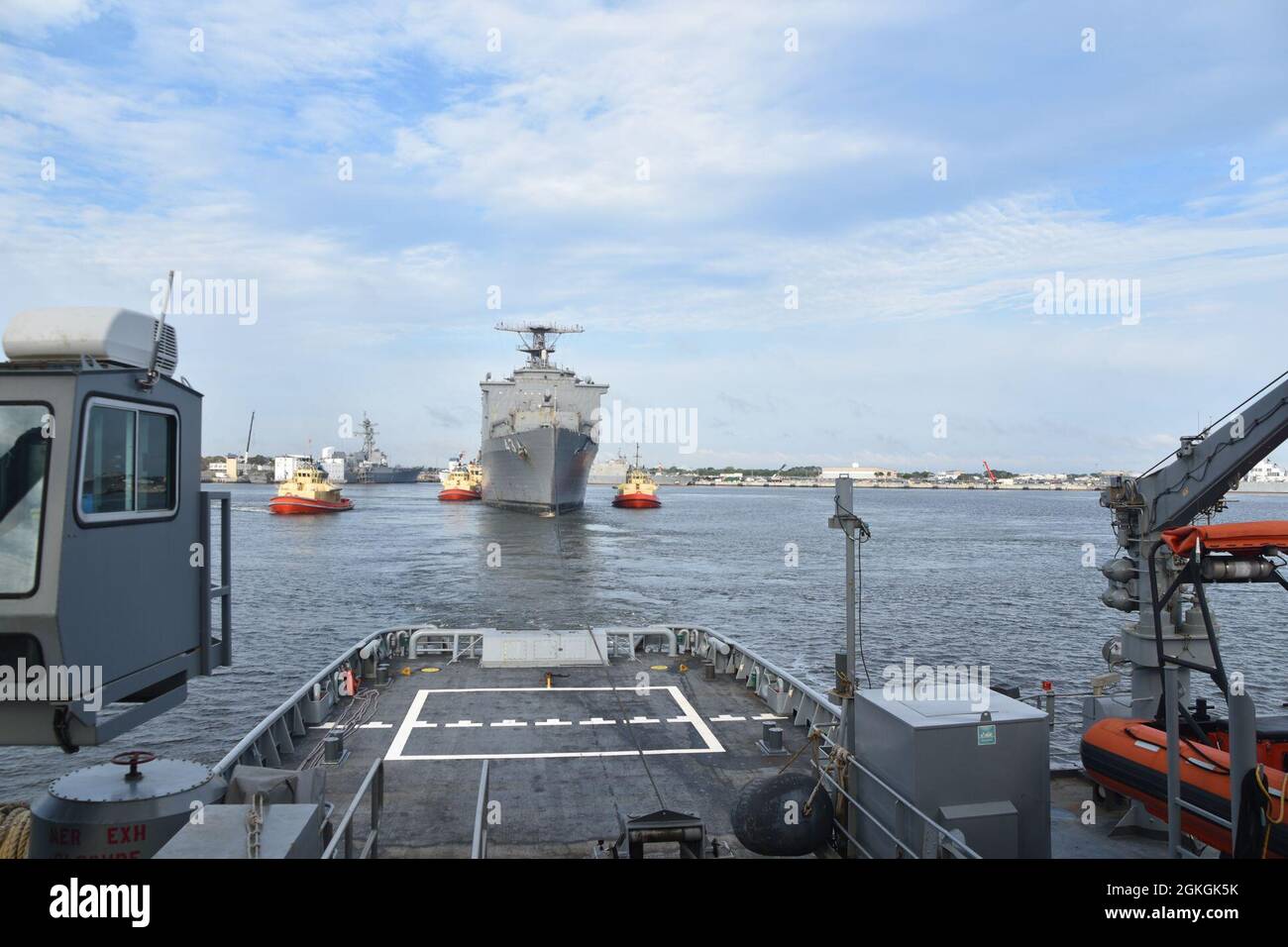 Military Sealift Command’s fleet ocean tug USNS Apache (T-ATF 172 ...
