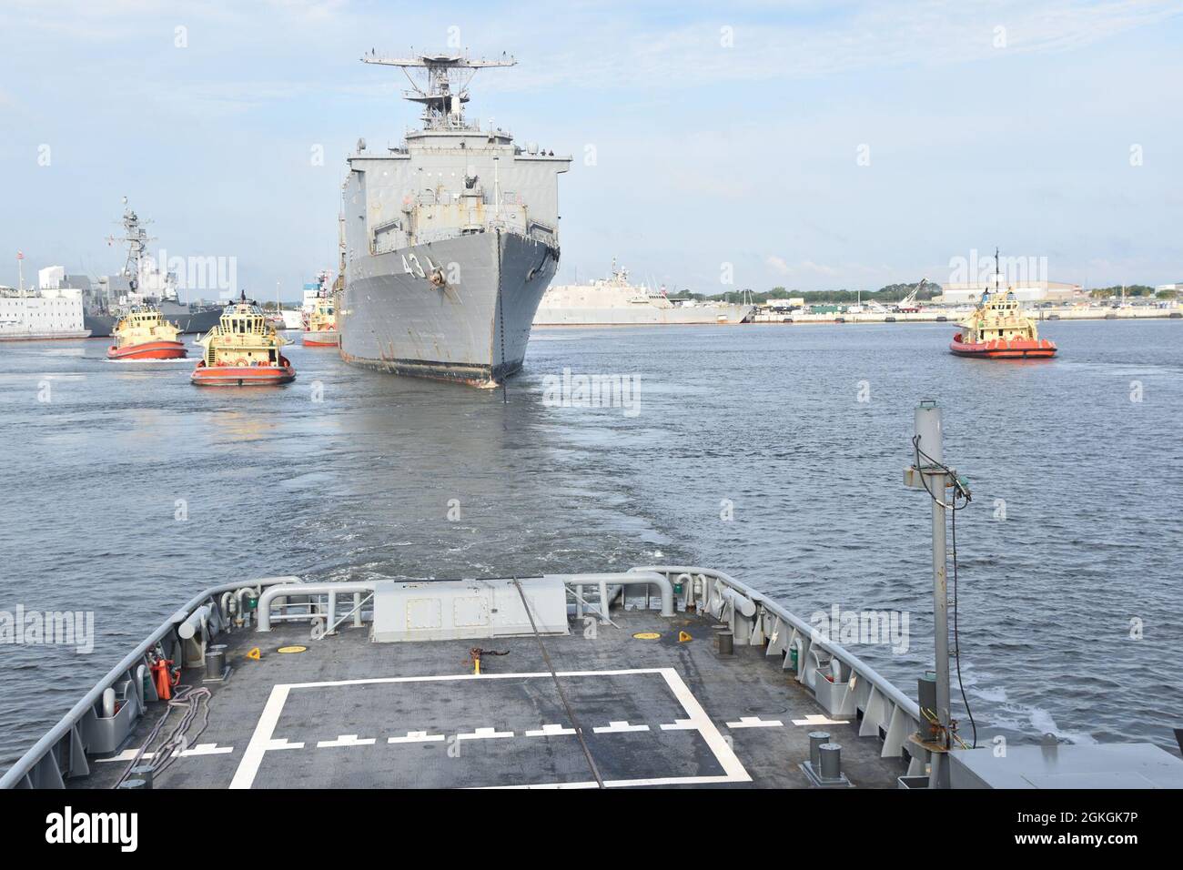 Usns apache t atf 172 hi-res stock photography and images - Alamy