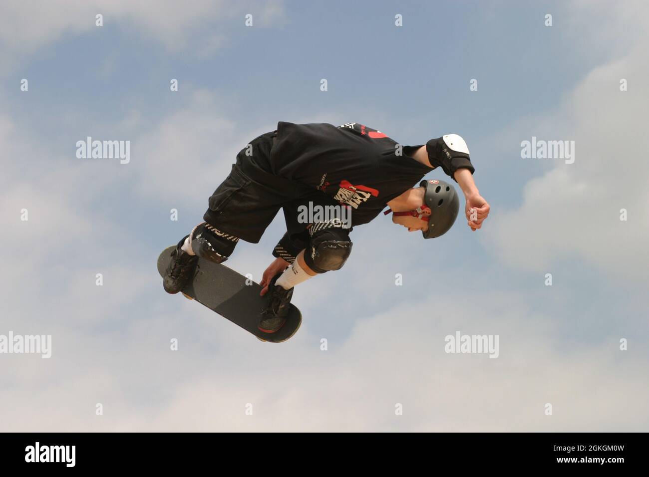 Flying through the air on a skateboard! Stock Photo - Alamy