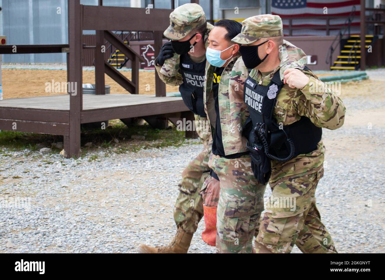 Military police Soldiers with the 29th Military Police Company ...