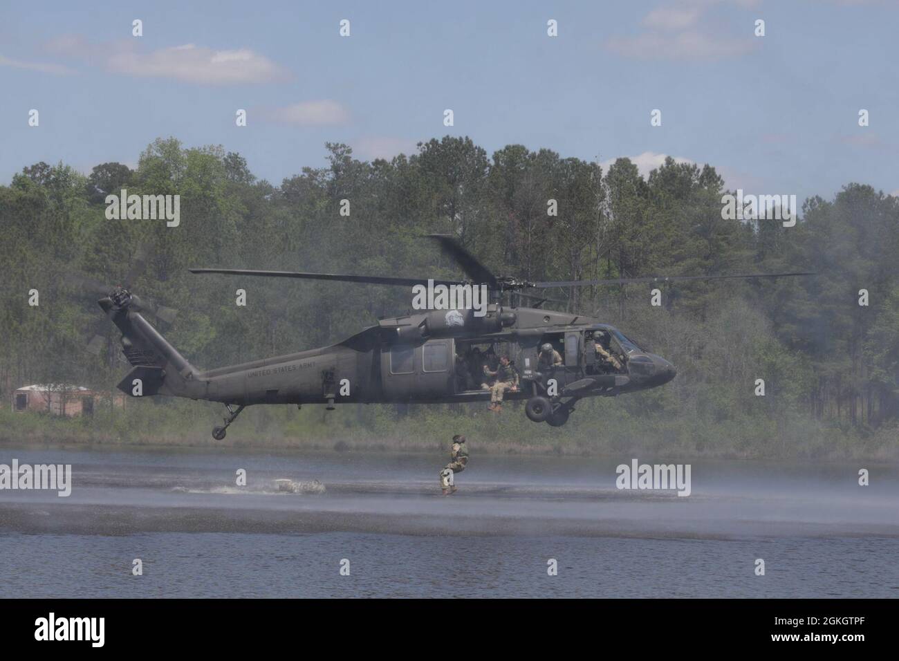U.S. Army Rangers drop into Victory Pond in the 2021 Best Ranger ...