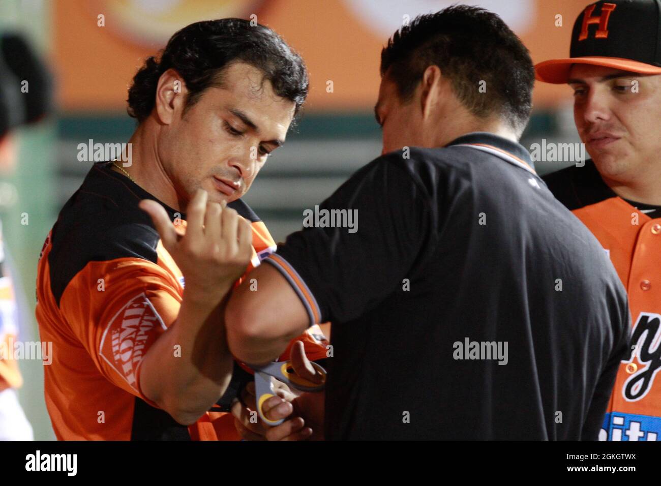 Jesse Gutierrez de naranjeros , durante el juego de beisbol de ...