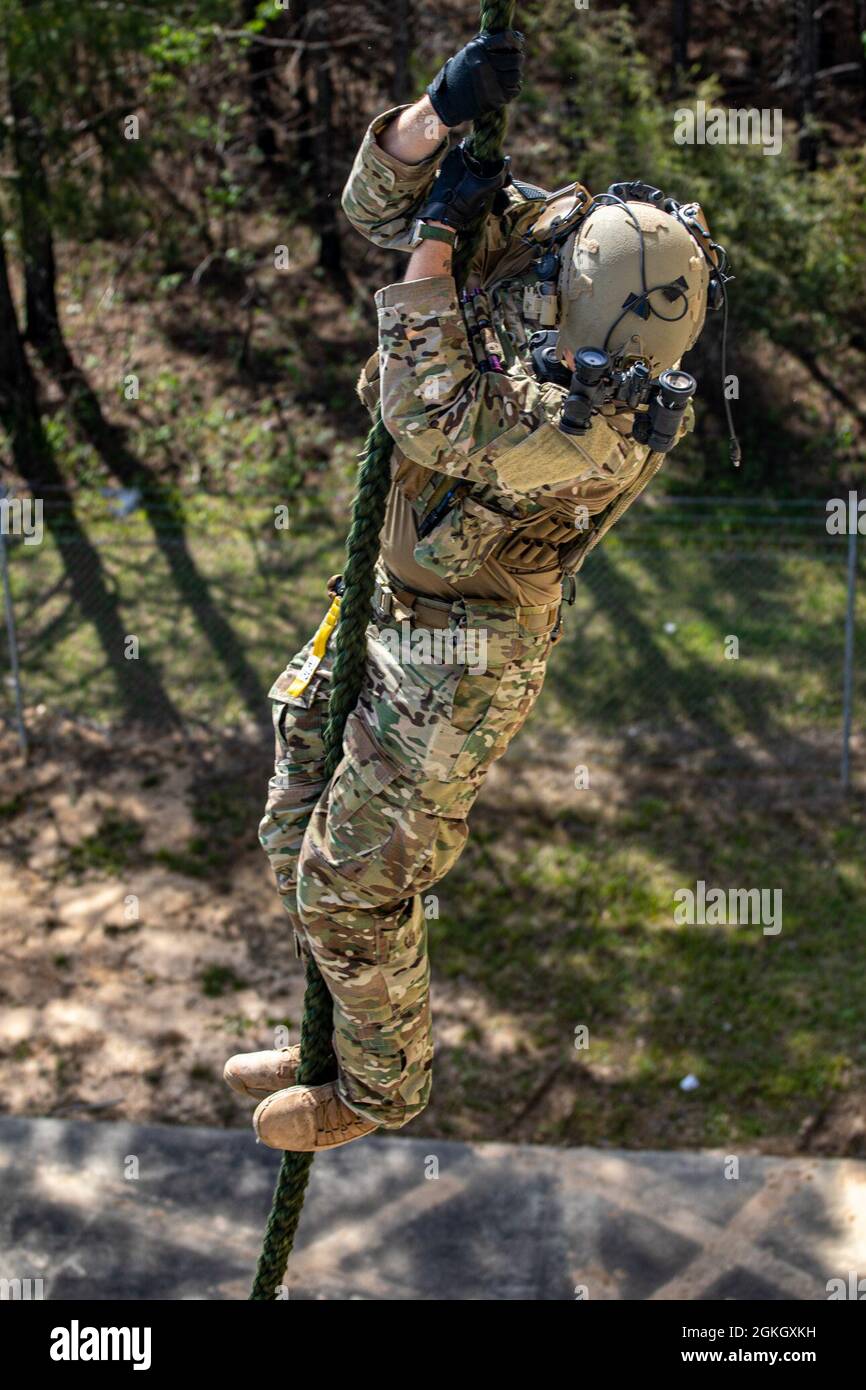 Soldiers with 2d Battalion, 20th Special Forces Group, Mississippi ...