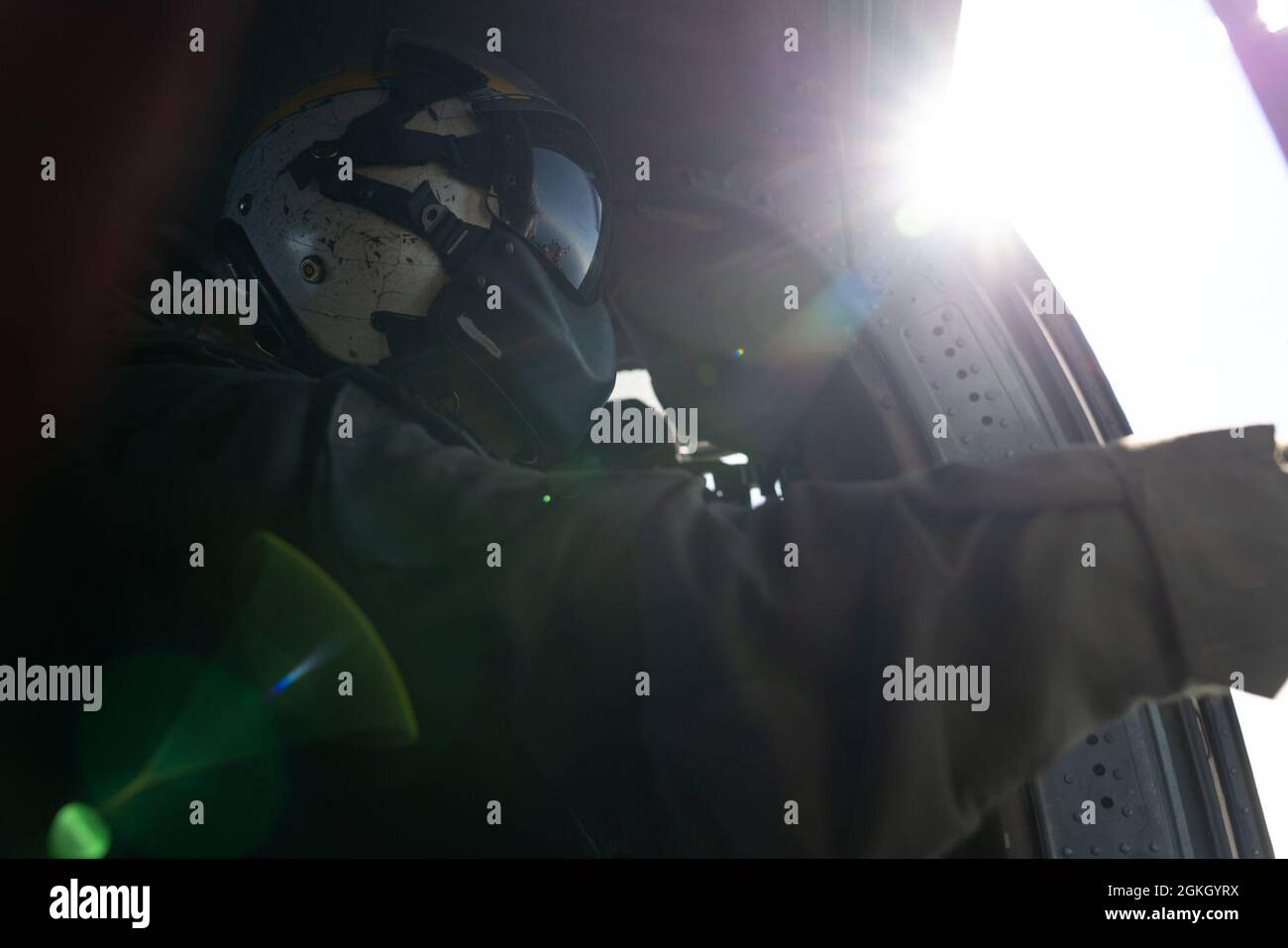 PACIFIC OCEAN (April 18, 2021) Chief Naval Aircrewman (Helicopter ...