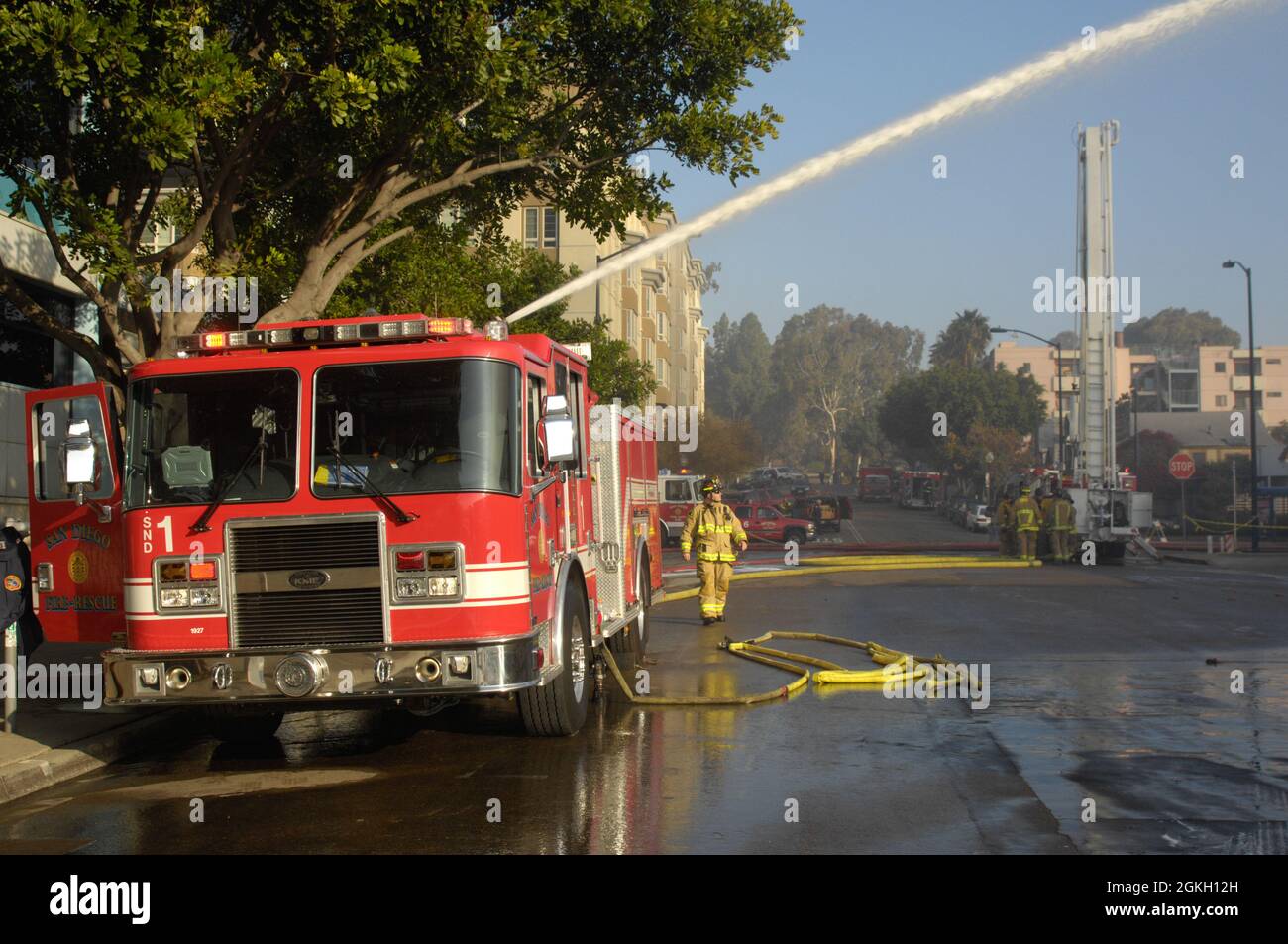 San Diego Fire Rescue Engine 1 using deck gun at Jeromes Furniture ...
