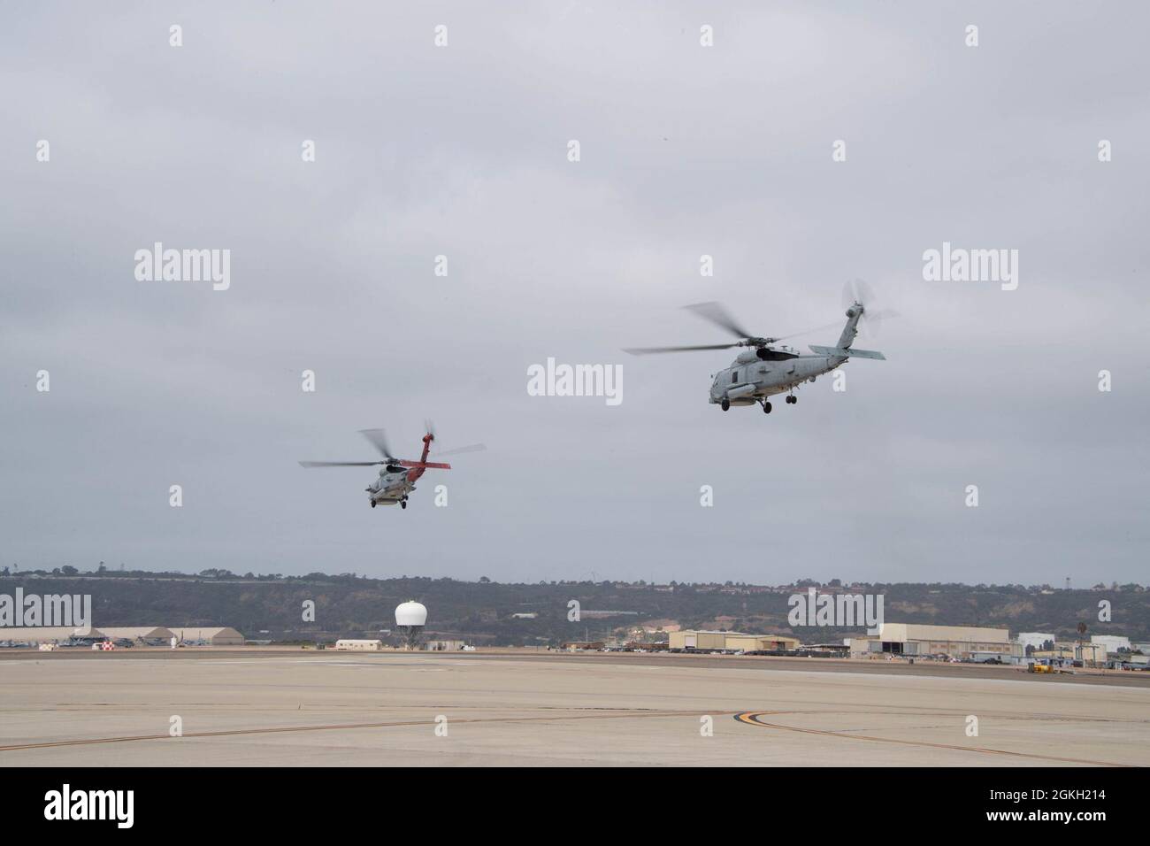210420-N-UM741-1231 SAN DIEGO pr. 20, 2021) Two MH-60R Seahawk ...