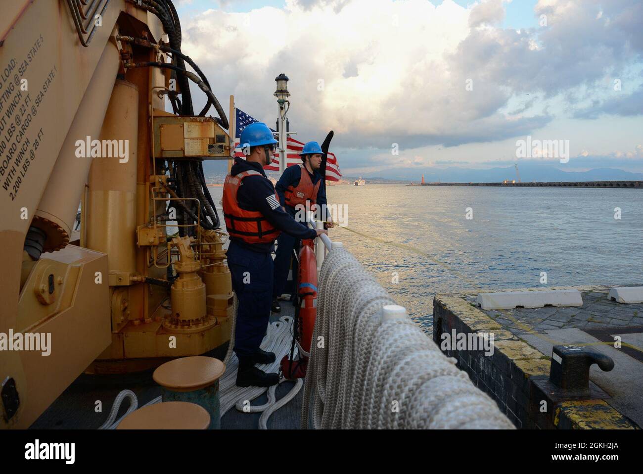 Mooring line hauser hi-res stock photography and images - Alamy