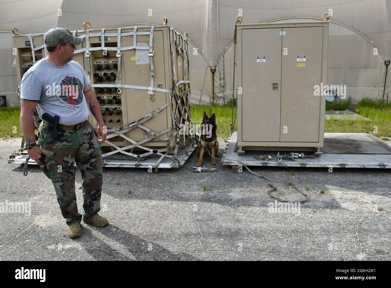Canine explosive detection team hi-res stock photography and images - Alamy