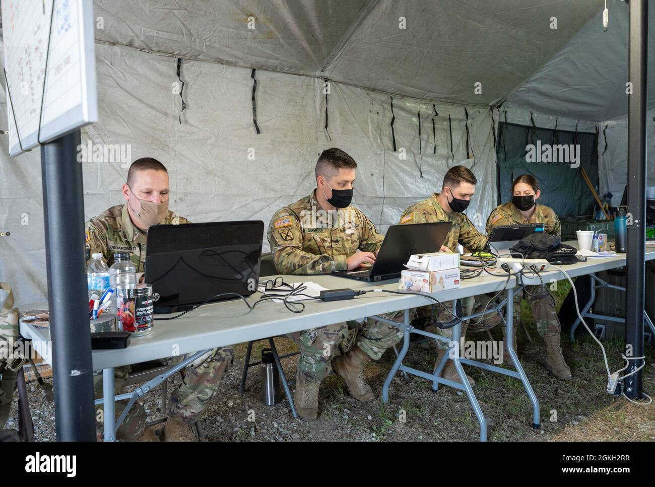 U.S. Army Soldiers with Headquarters Company 204th Engineer Battalion ...