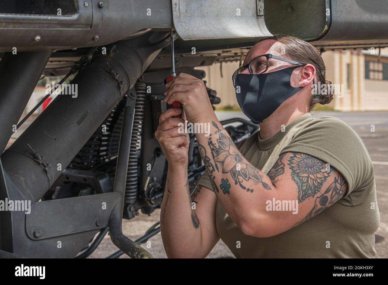 Soldiers of the 25th Combat Aviation Brigade perform routine ...