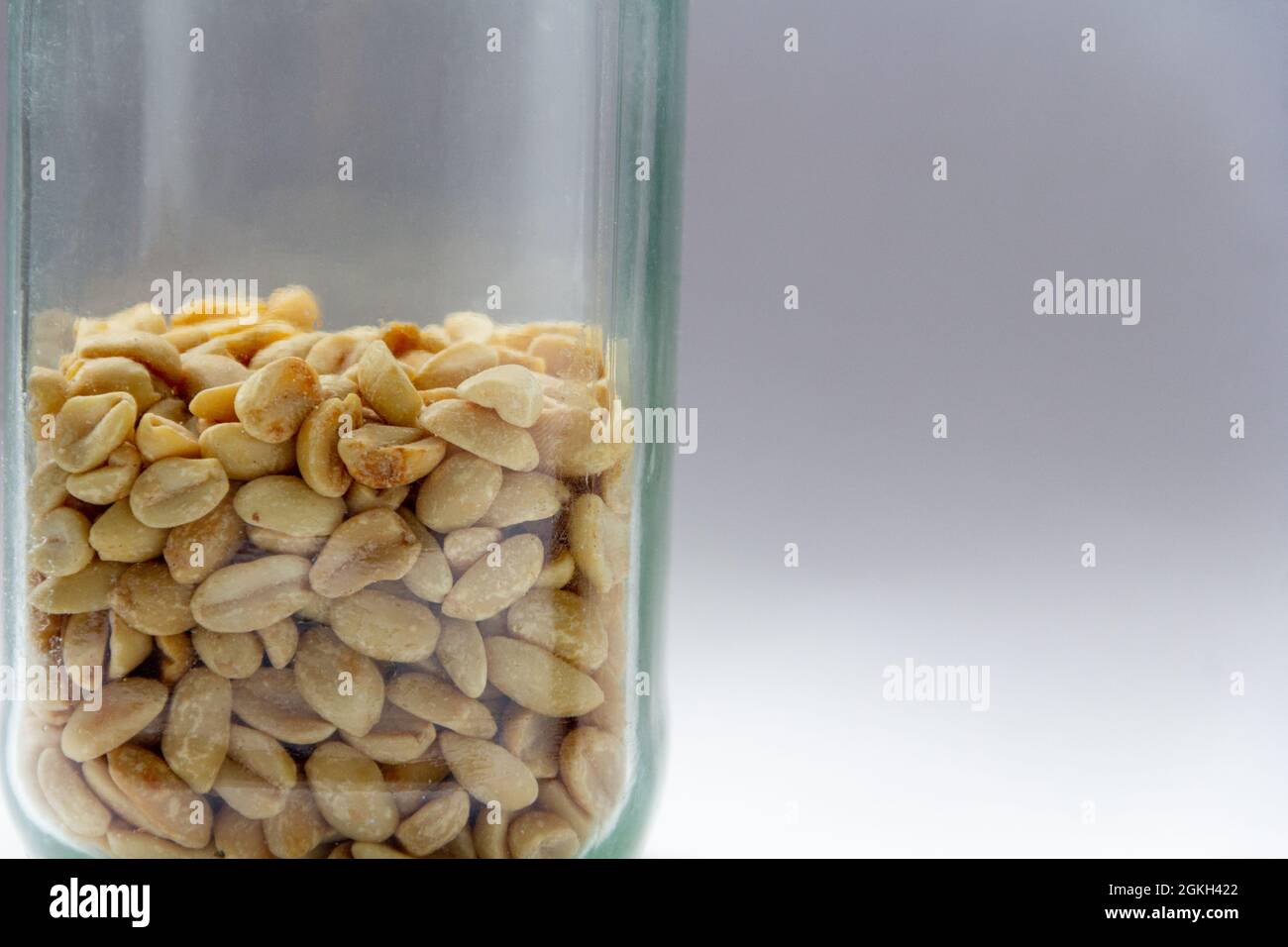 Peanut peanuts nutshell seeds hi-res stock photography and images - Alamy