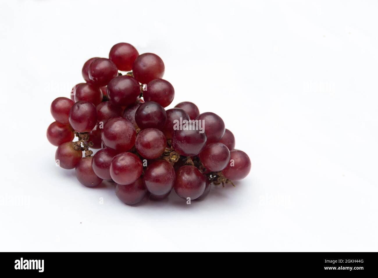 Purple red grapes on Cut Out Stock Images & Pictures - Alamy