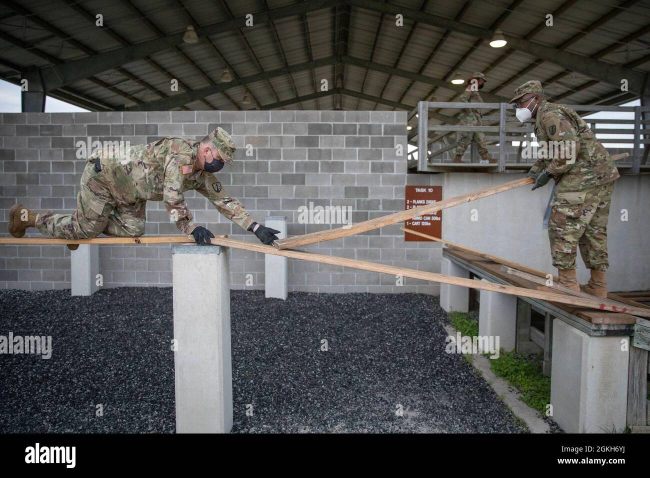 U.S. Army Soldiers with the Army Reserve Sustainment Command, work ...
