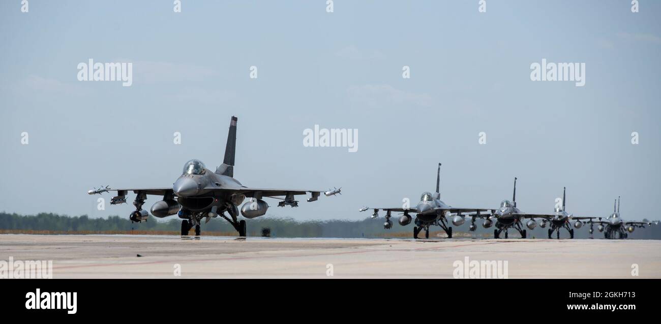 77th Fighter Squadron (FS) pilots taxi F-16 Vipers at Shaw Air Force ...