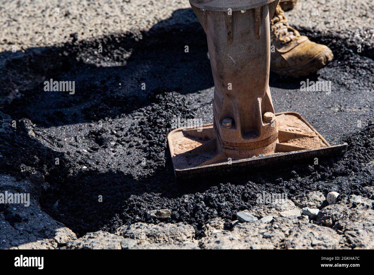 U.S. Navy Petty Officer 2nd Class Christopher Fike, advanced builder ...