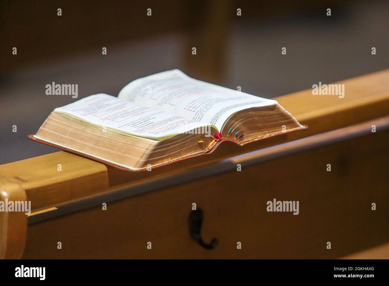 Extraordinary form of the roman rite hi-res stock photography and ...