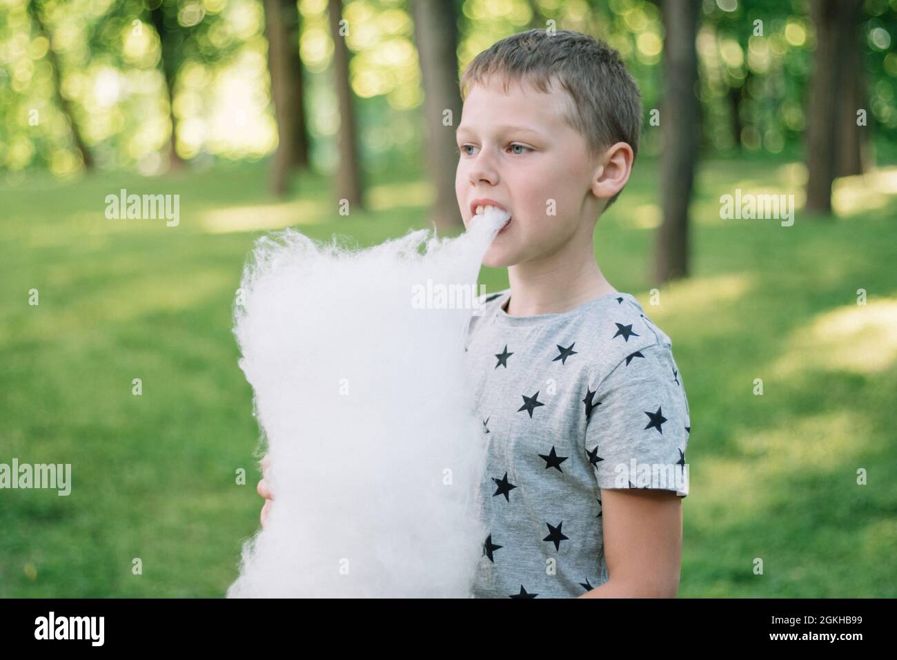 Boy in tall grass hi-res stock photography and images - Alamy