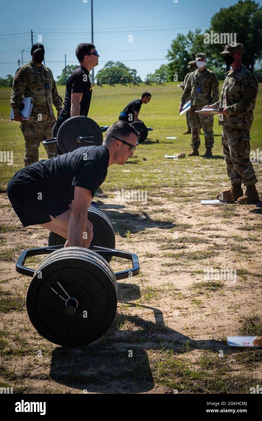 U.S. Army Soldiers with the 1-212th Aviation Regiment strengthen ...