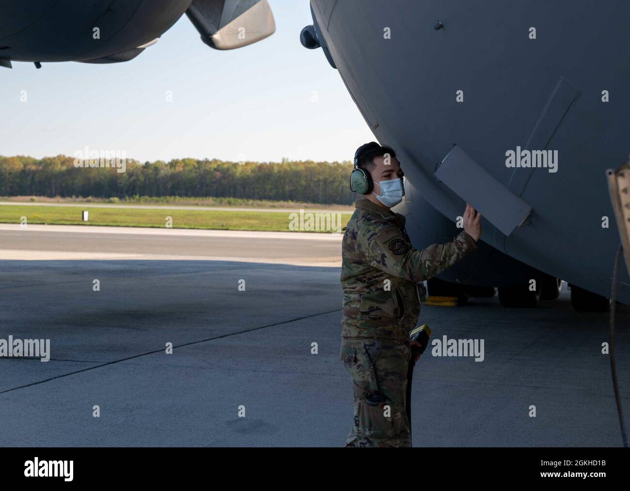 Staff Sgt. Jorge Arriaga, 736th Aircraft Maintenance Squadron crew ...