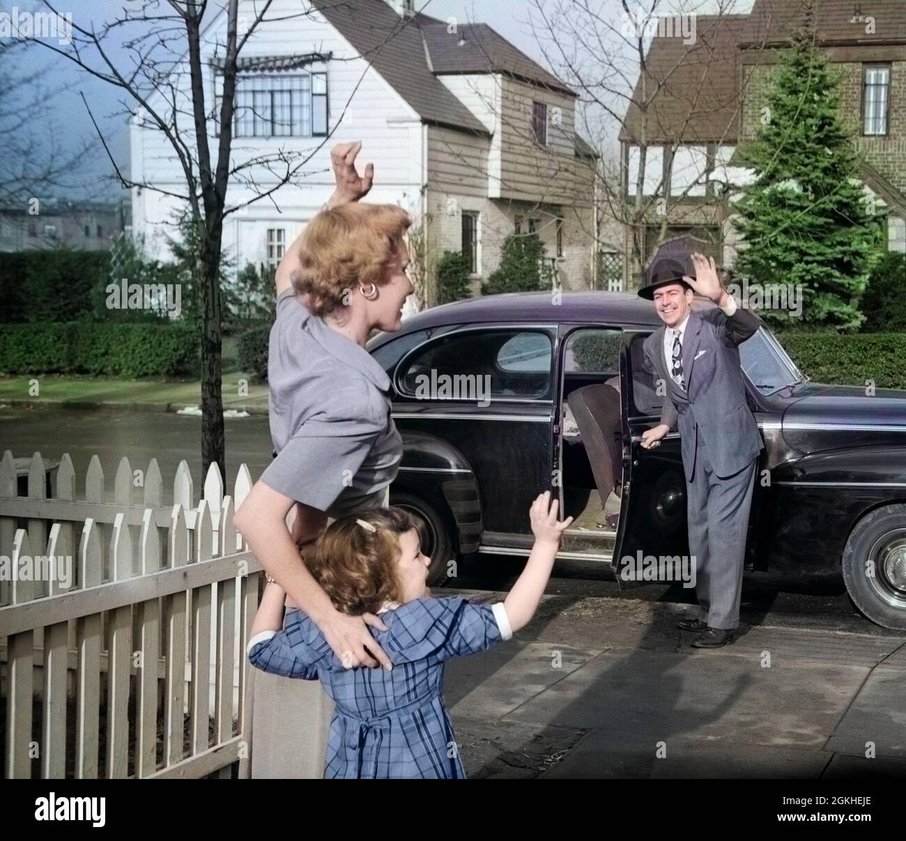 People waving goodbye street hi-res stock photography and images - Alamy