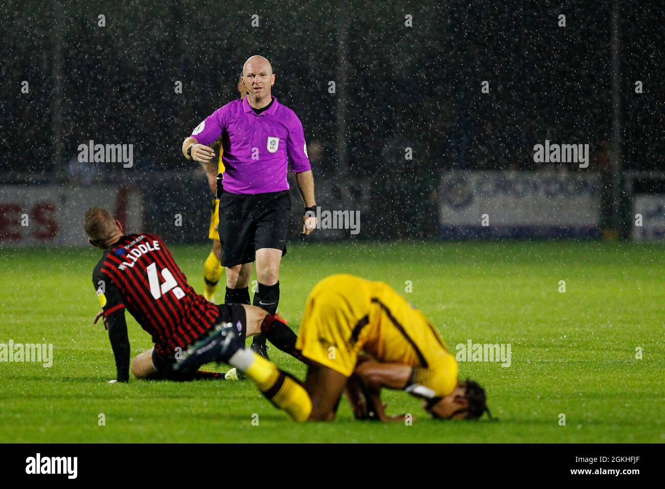 Referee gary sutton hi-res stock photography and images - Alamy