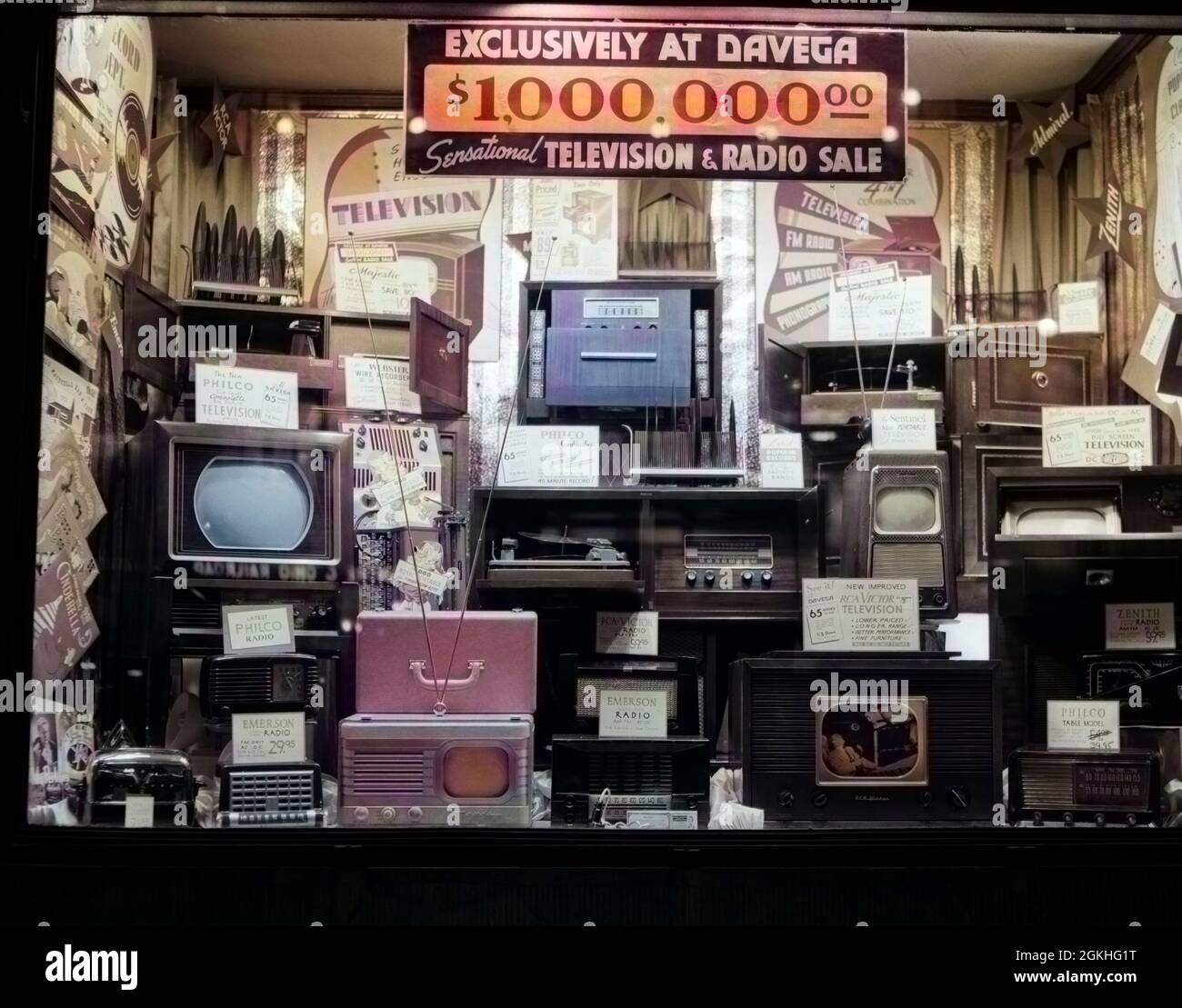 Television display 1950s hi-res stock photography and images - Alamy