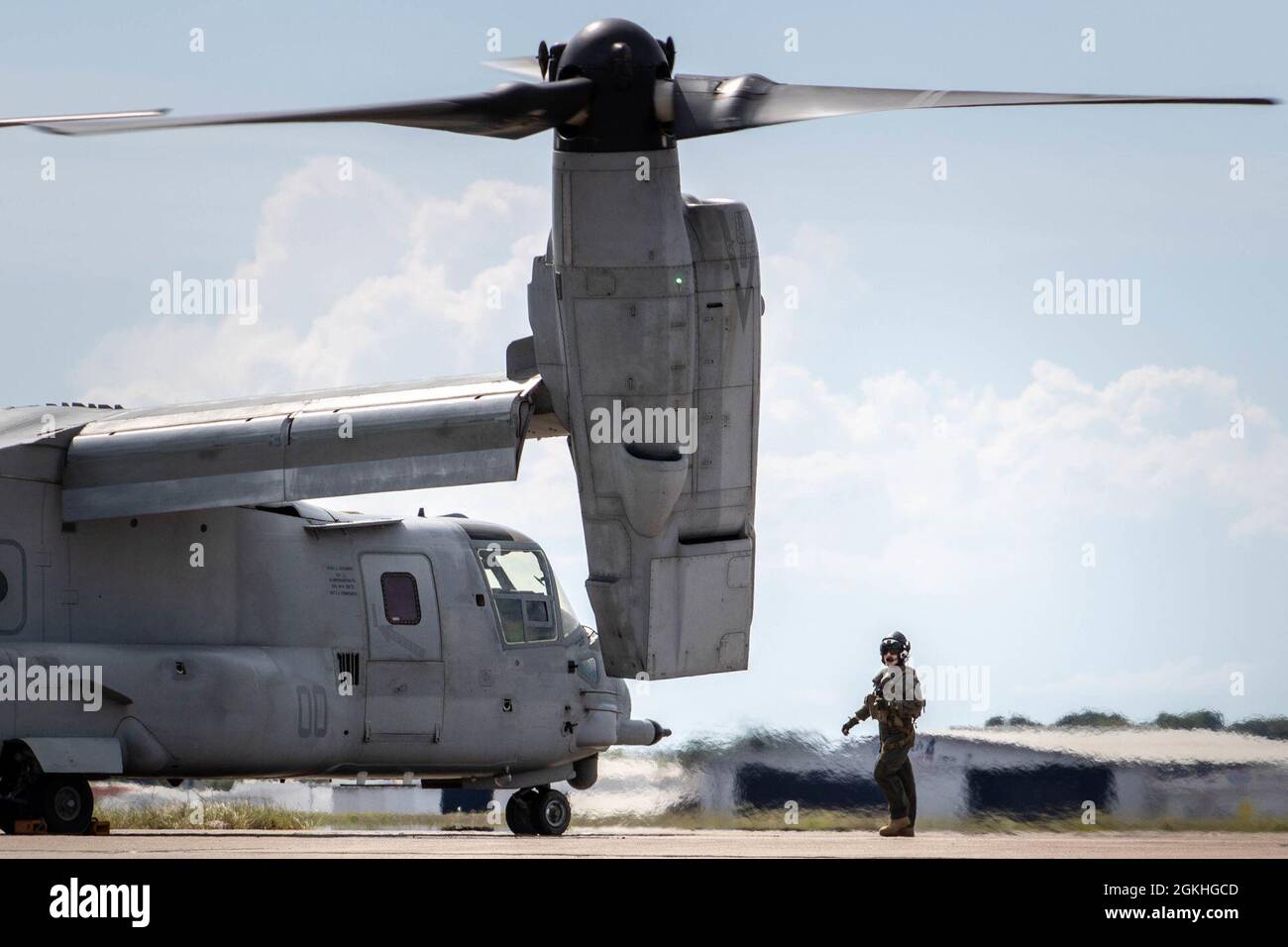 A U.S. Marine Corps crew chief with Marine Rotational Force - Darwin ...