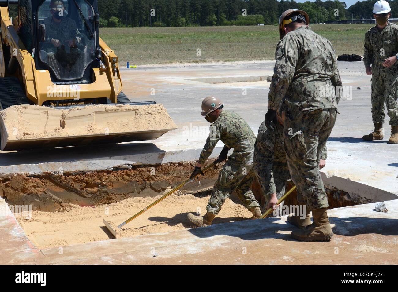 U.S. Navy engineers from Navy Mobile Construction Battalion 133 ...